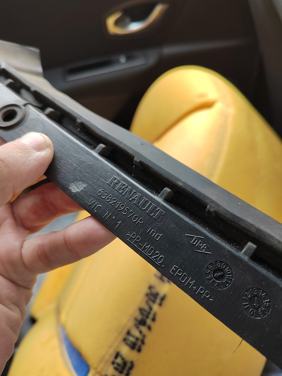 638219570R УПЛОТНИТЕЛЬ КАПОТА ЛЕВ (РЕЗ) RENAULT | Запчасти на DRIVE2