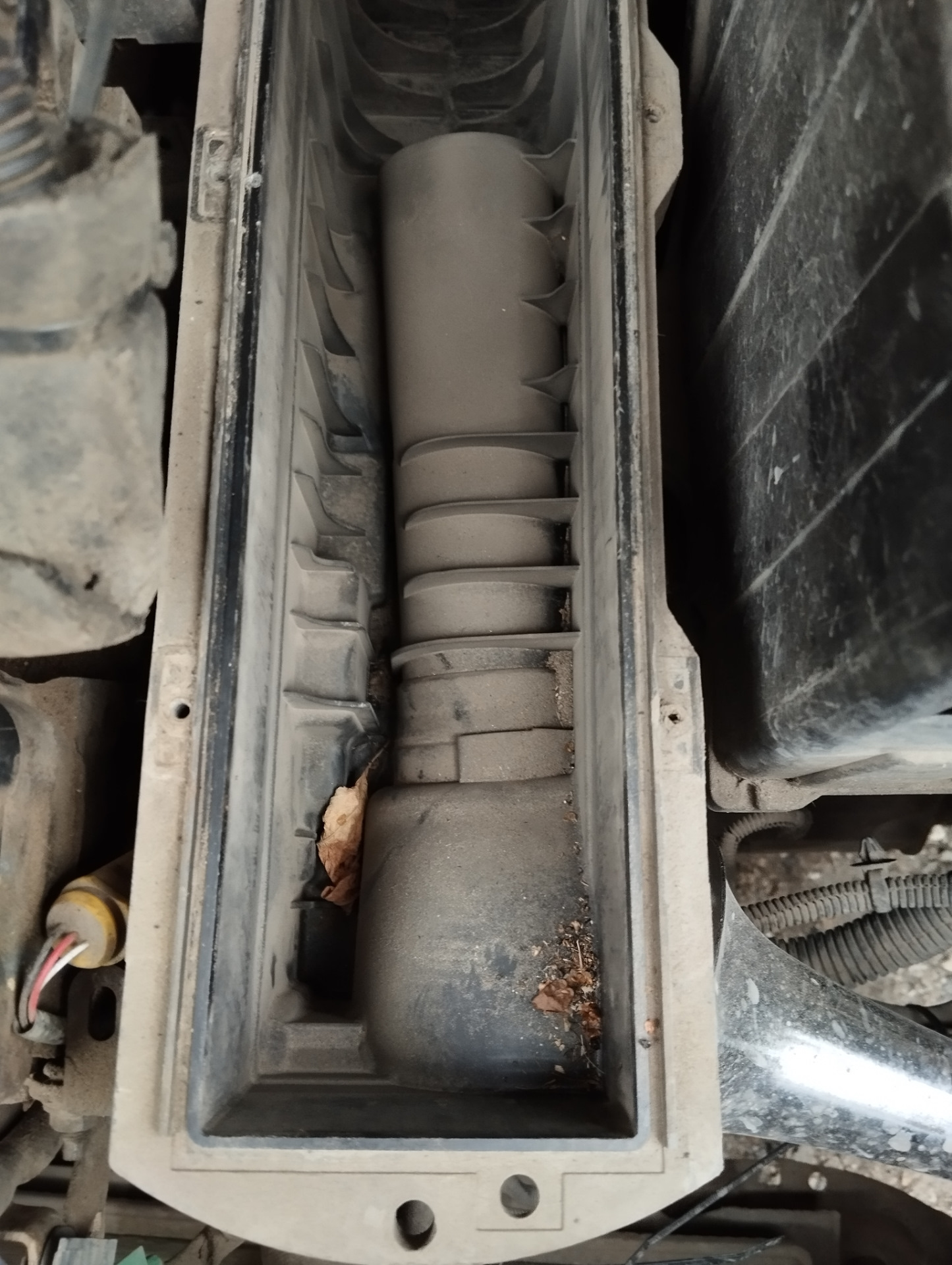 Замена воздушного фильтра — Peugeot Partner Tepee, 1,6 л, 2011 года ...