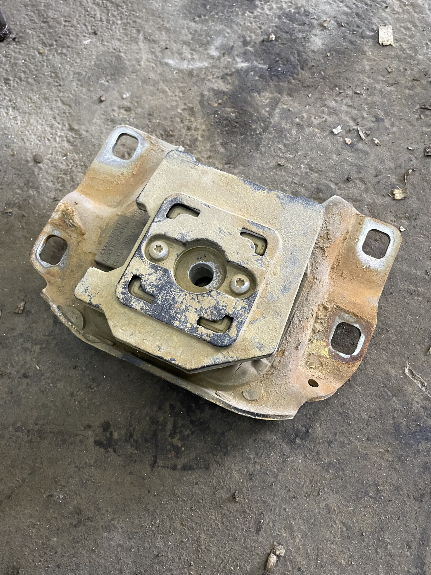 Замена подушек двигателя — Ford Focus Hatchback III, 1,6 л, 2011 года ...