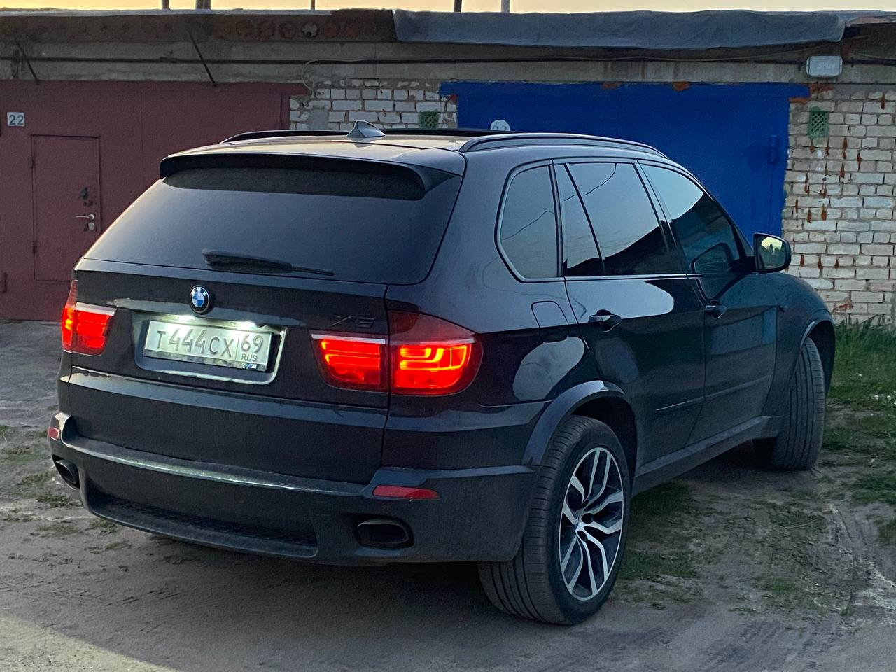 22. "Свети ярче, чем фары! 💡🚗 Замена лампы подсветки номера на BMW X5 E70. 📎 — BMW X5 (E70), 3 л ...