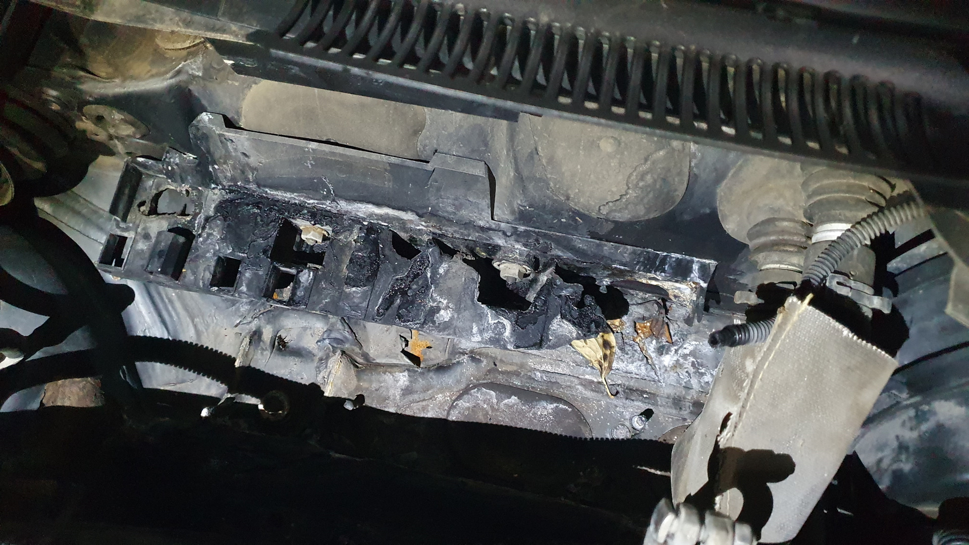 Замена старого АКБ на AGM Exide EK 700 — Audi A4 (B7), 2 л, 2008 года ...
