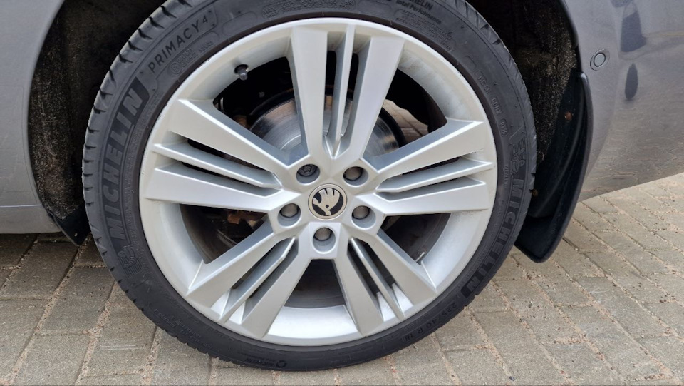 Замена задних тормозных дисков и колодок, ТО и инспекция — Skoda ...