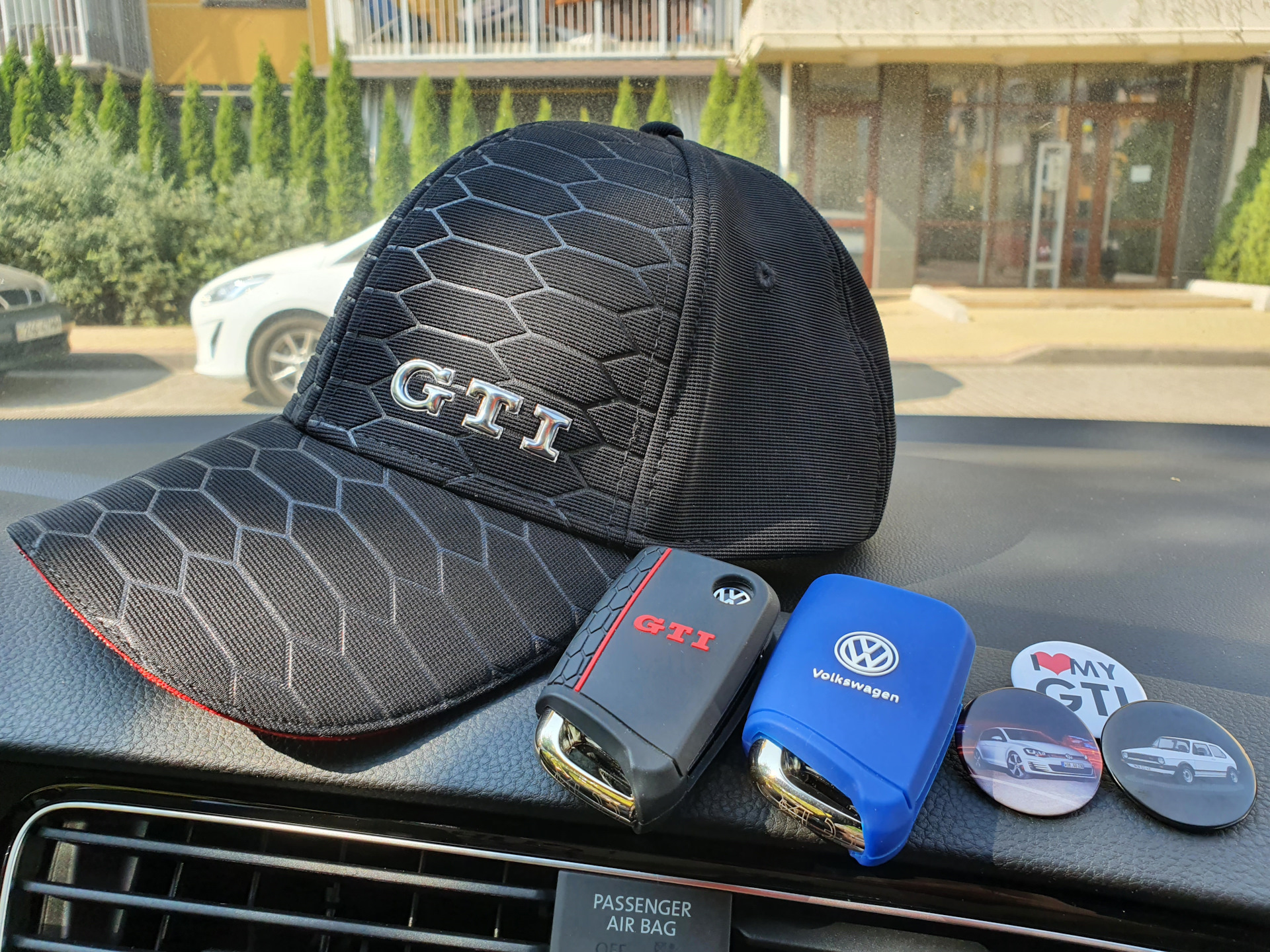 Подарочки от дилера: кепка GTI, чехлы на ключ GTI, значки GTI ...