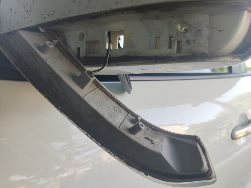 Замена повторителя поворотника в боковом зеркале — Hyundai Santa Fe (2G ...