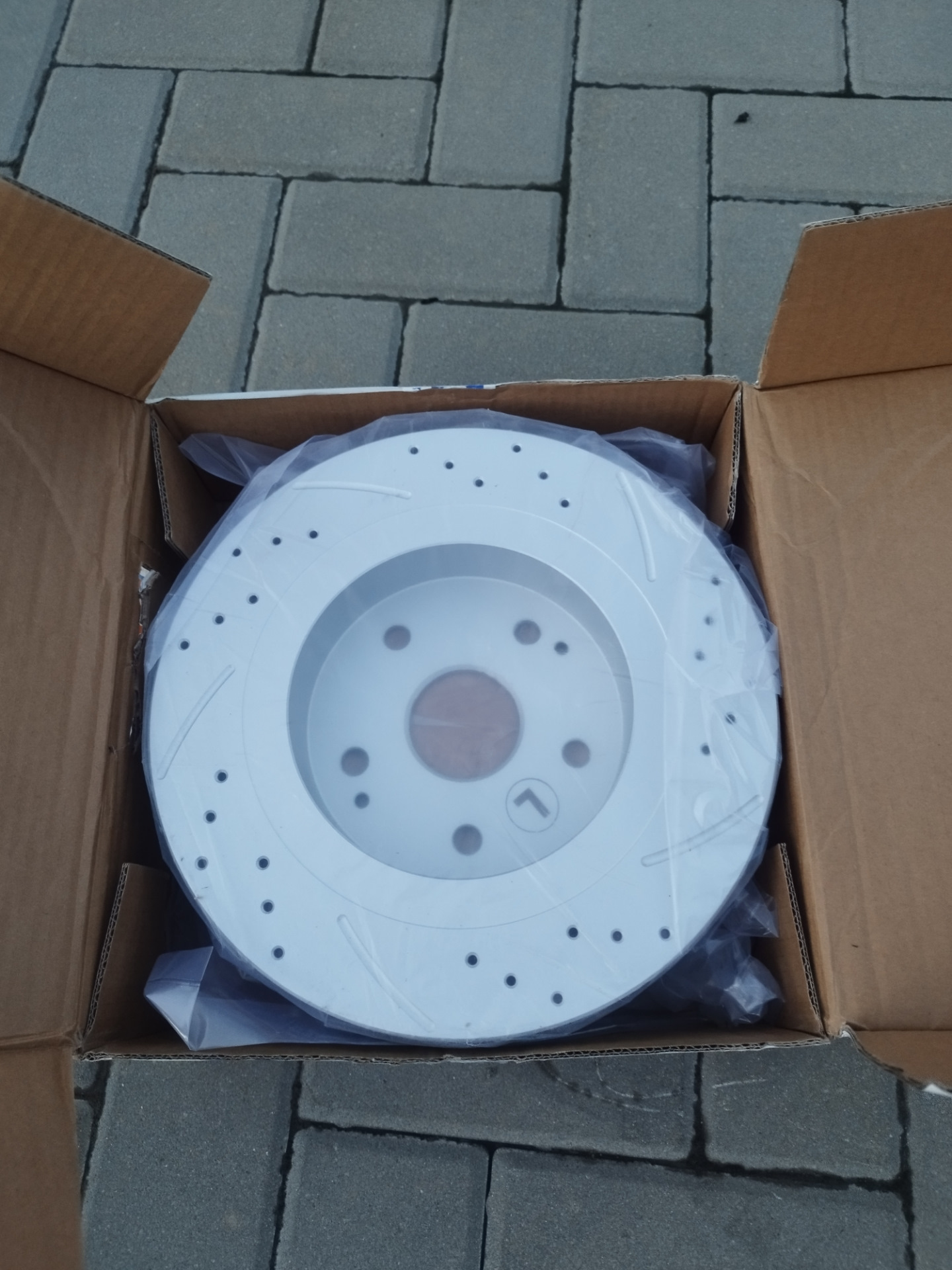 Задние тормозные диски и новые колодки вкруг — Geely Coolray (1G), 1,5 ...