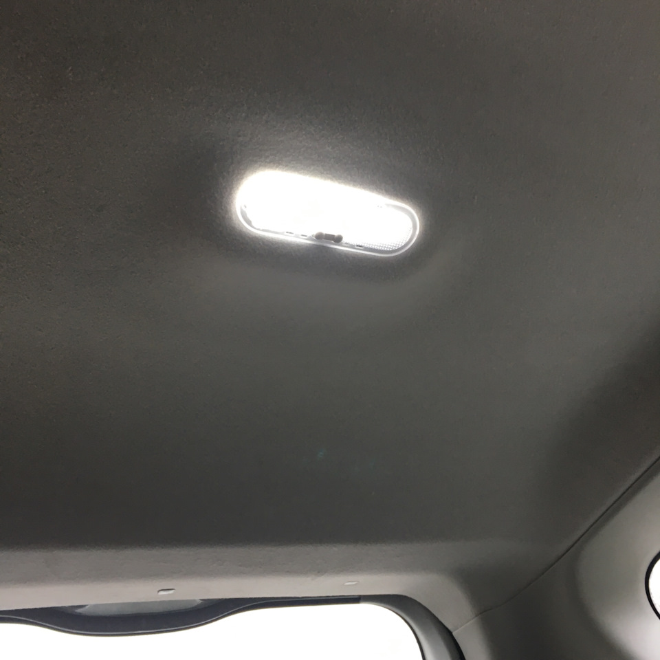 Задний пассажирский плафон. Передний плафон от текны. — Nissan Note (1G ...