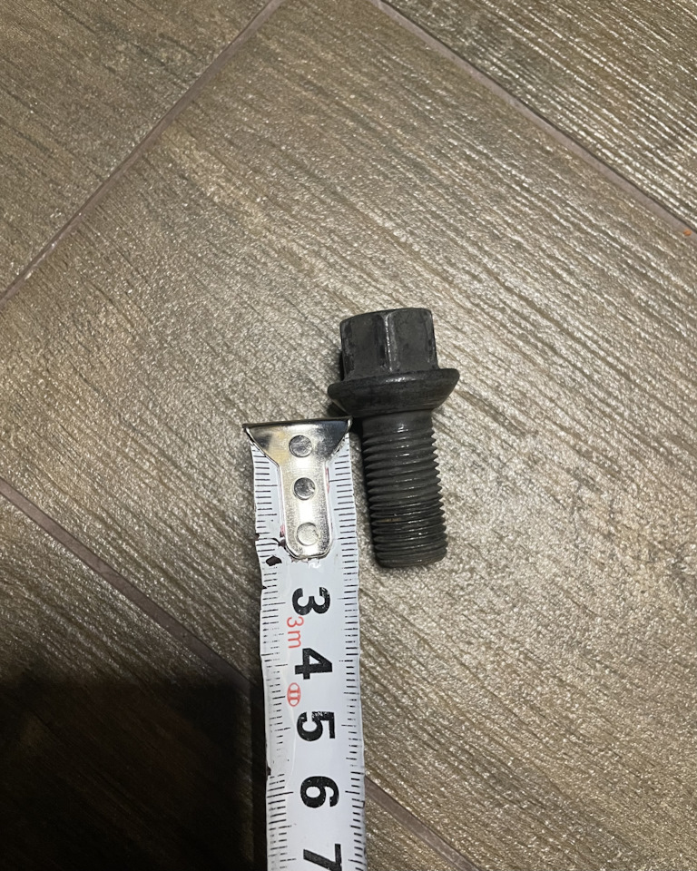 Болт колесный Mercedes A0009908307 на Mercedes-Benz C 63 (W205 ...