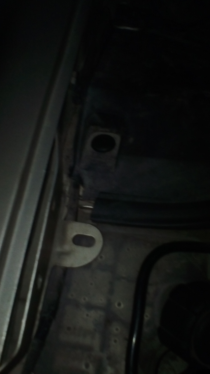 Пенопластовый уплотнитель капота — Renault Megane II, 1,6 л, 2007 года ...