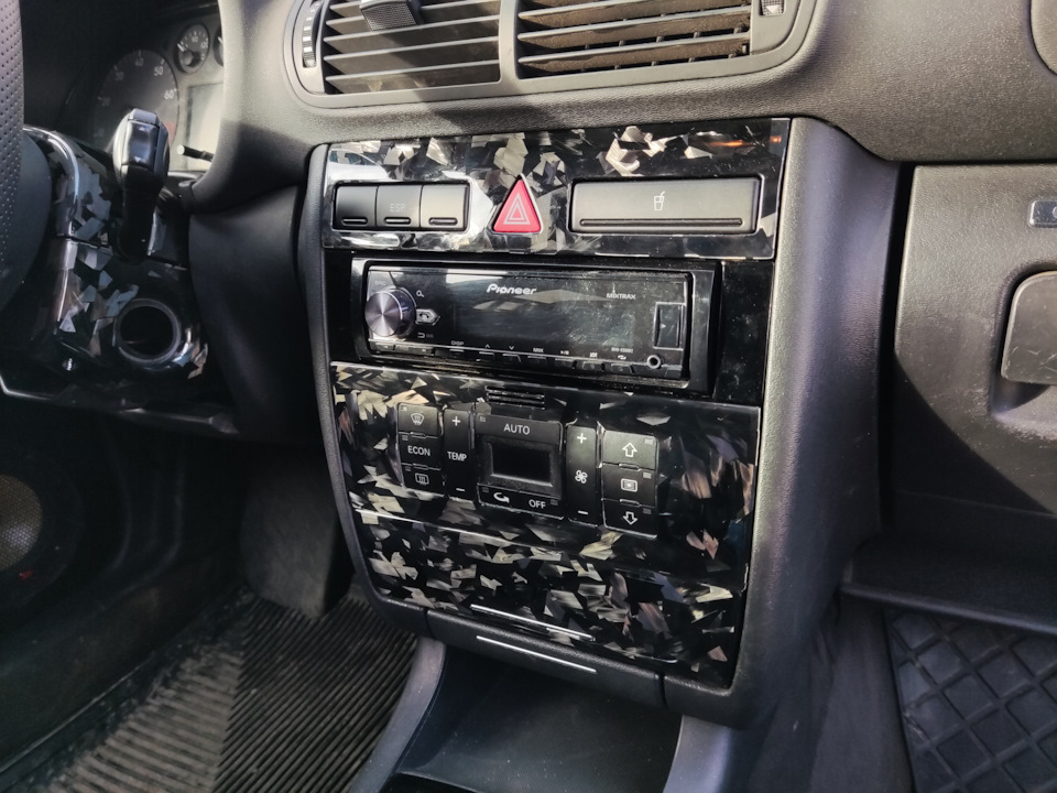 Центральная консоль в кованый карбон. — Audi A3 (8L), 1,8 л, 2001 года ...