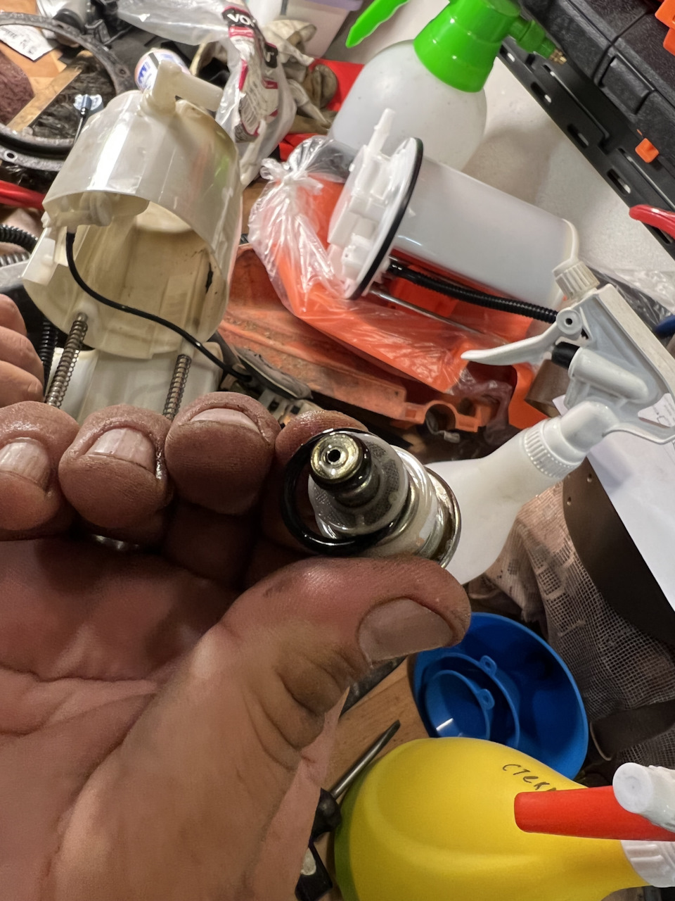 Замена топливного насоса и фильтра — Toyota RAV4 (III), 2,4 л, 2012 ...