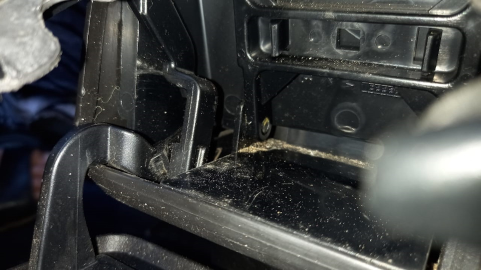 Sos Help нужна помощь подлокотник пассат б4 — Volkswagen Passat B4 2 л 1996 года поломка