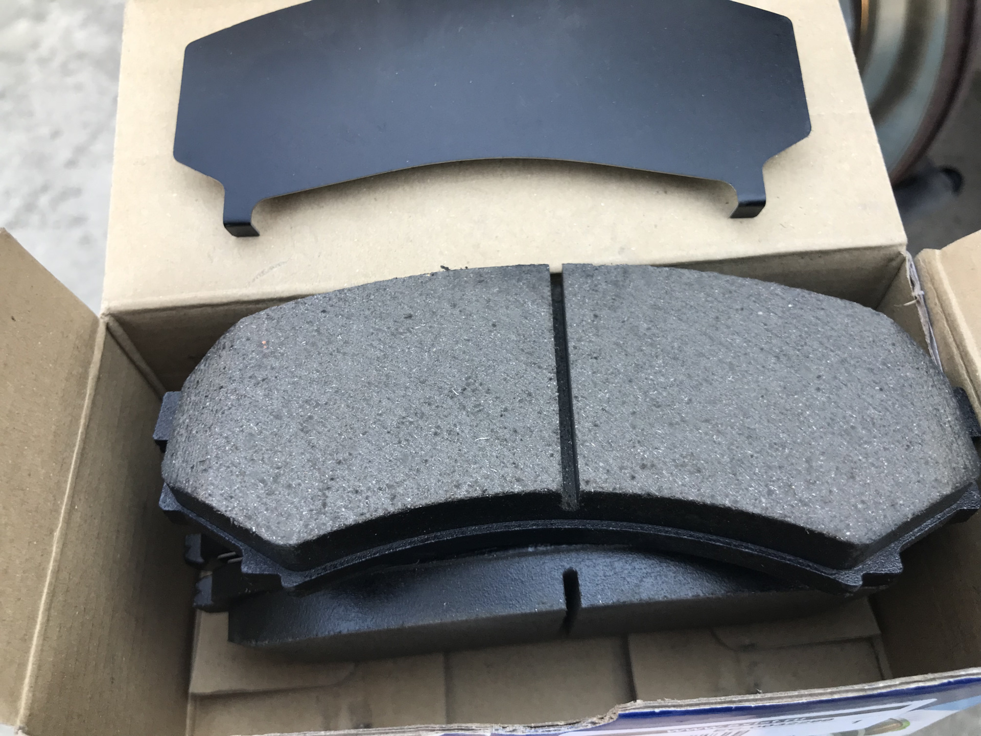 Замена тормозных колодок+ ревизия суппортов — Mitsubishi Pajero (4G), 3 ...