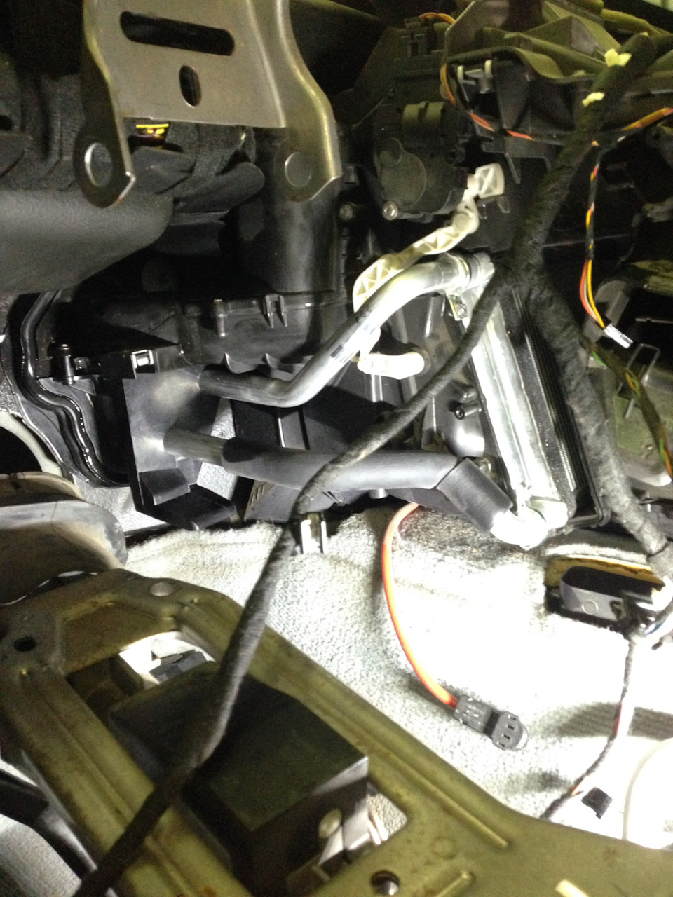 Замена радиатора отопителя салона. — BMW 1 series (E81/E87), 2 л, 2005 ...