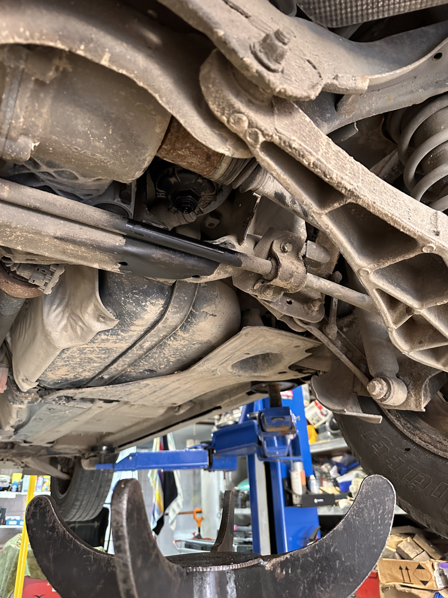 Замена приводного ремня, ремня кондиционера, и топливного фильтра ...