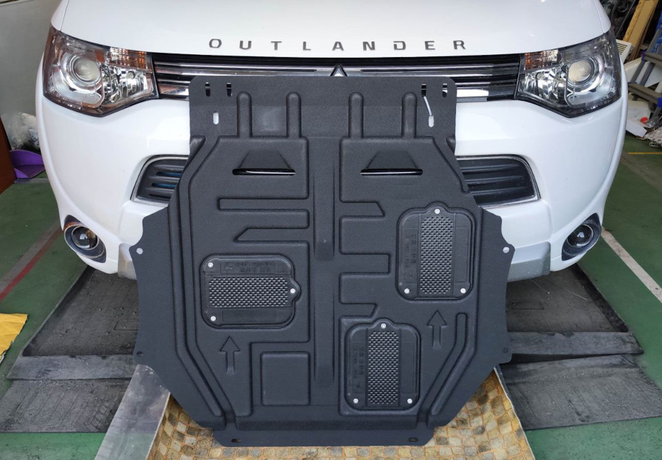 Пластиковая защита двигателя с Али — Mitsubishi Outlander Phev 2 л