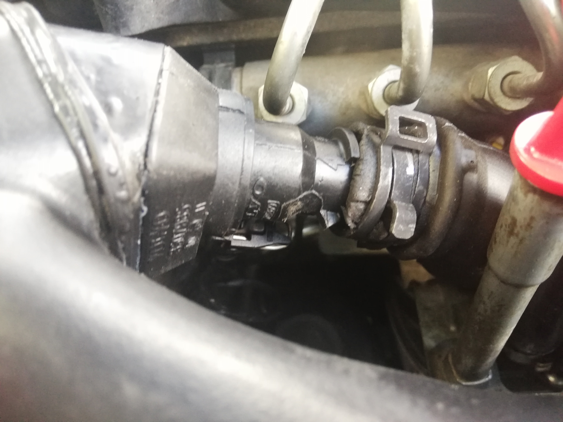 Замена втулки 3507985 и хомутов на воздуховоде и патрубке вентиляции ...