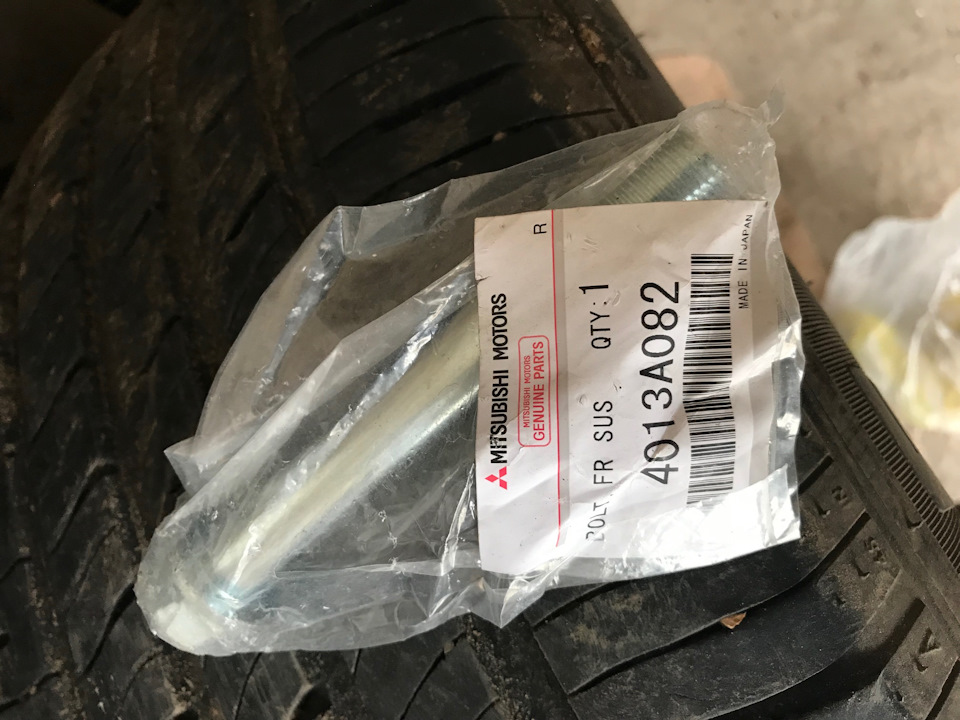 4013A082 БОЛТ НИЖНЕГО РЫЧАГА ПЕРЕДНЕЙ ПОДВЕСКИ V78W V98W Mitsubishi ...