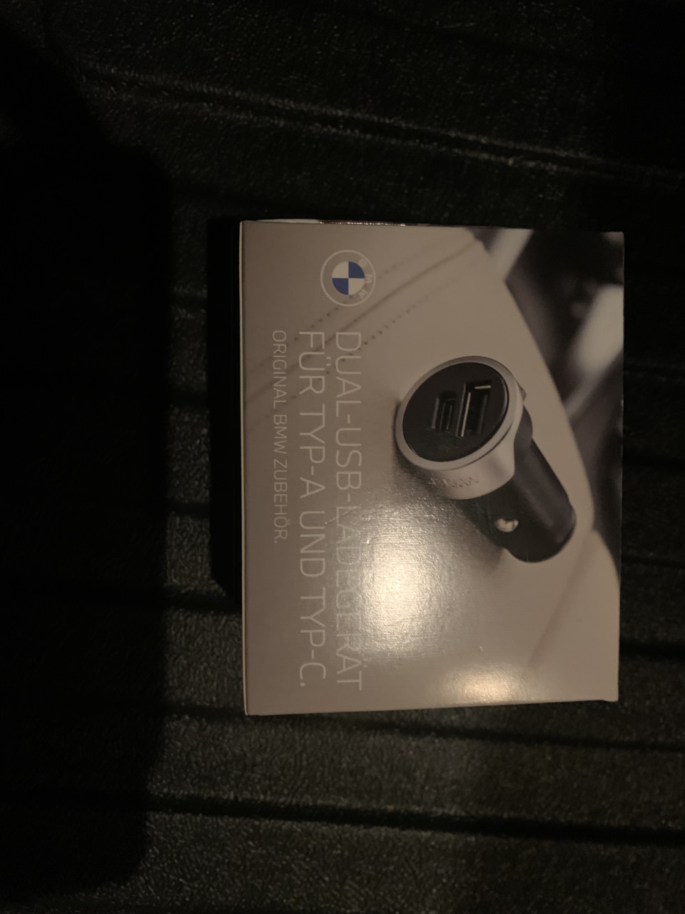 Зарядка с двойным USB портом от BMW Group — BMW 5 series (E39), 2,5 л ...