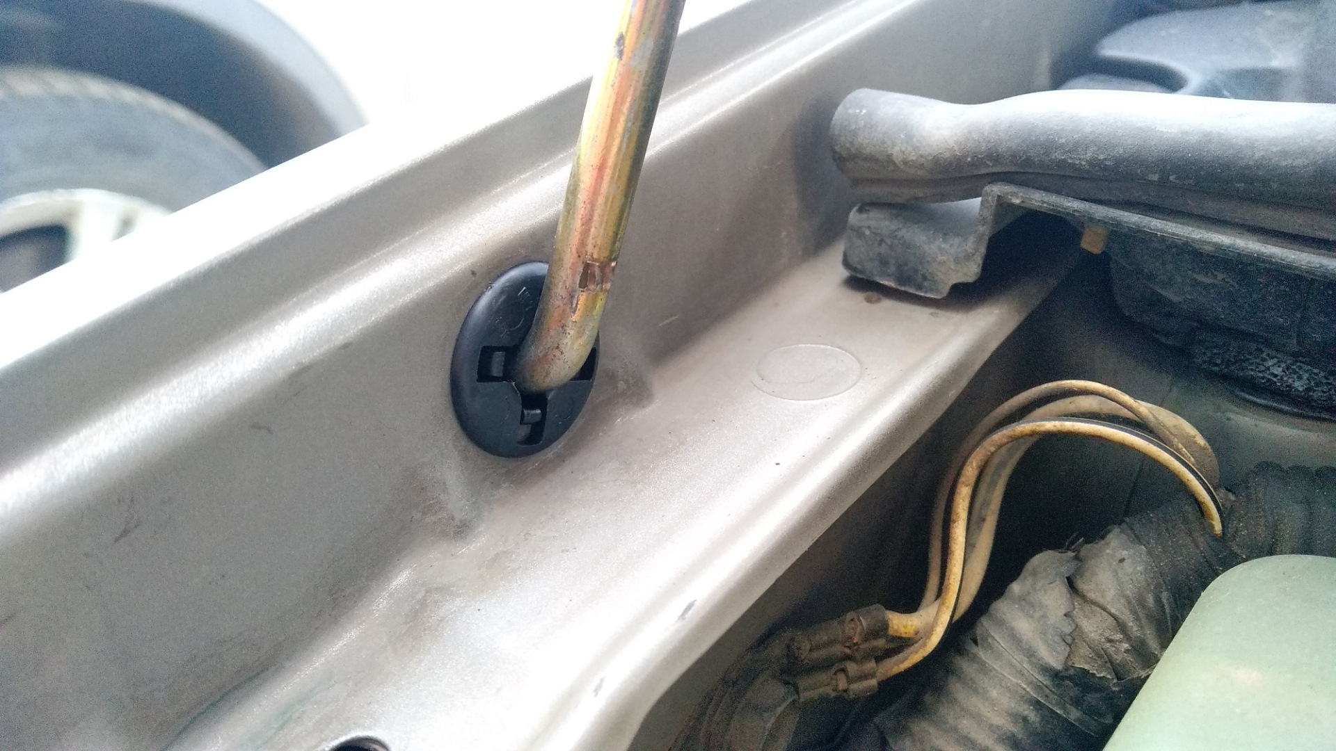 Уплотнительное кольцо упора капота — Toyota Opa, 1,8 л, 2003 года ...