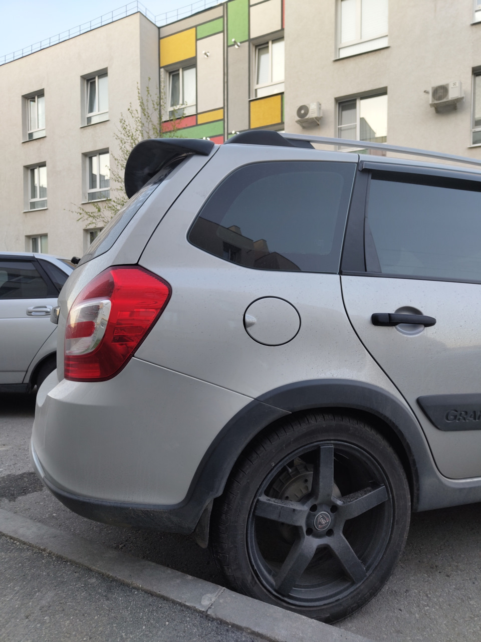 Установка задних ЭСП (и спойлера в придачу) — Lada Гранта Cross, 1,6 л ...