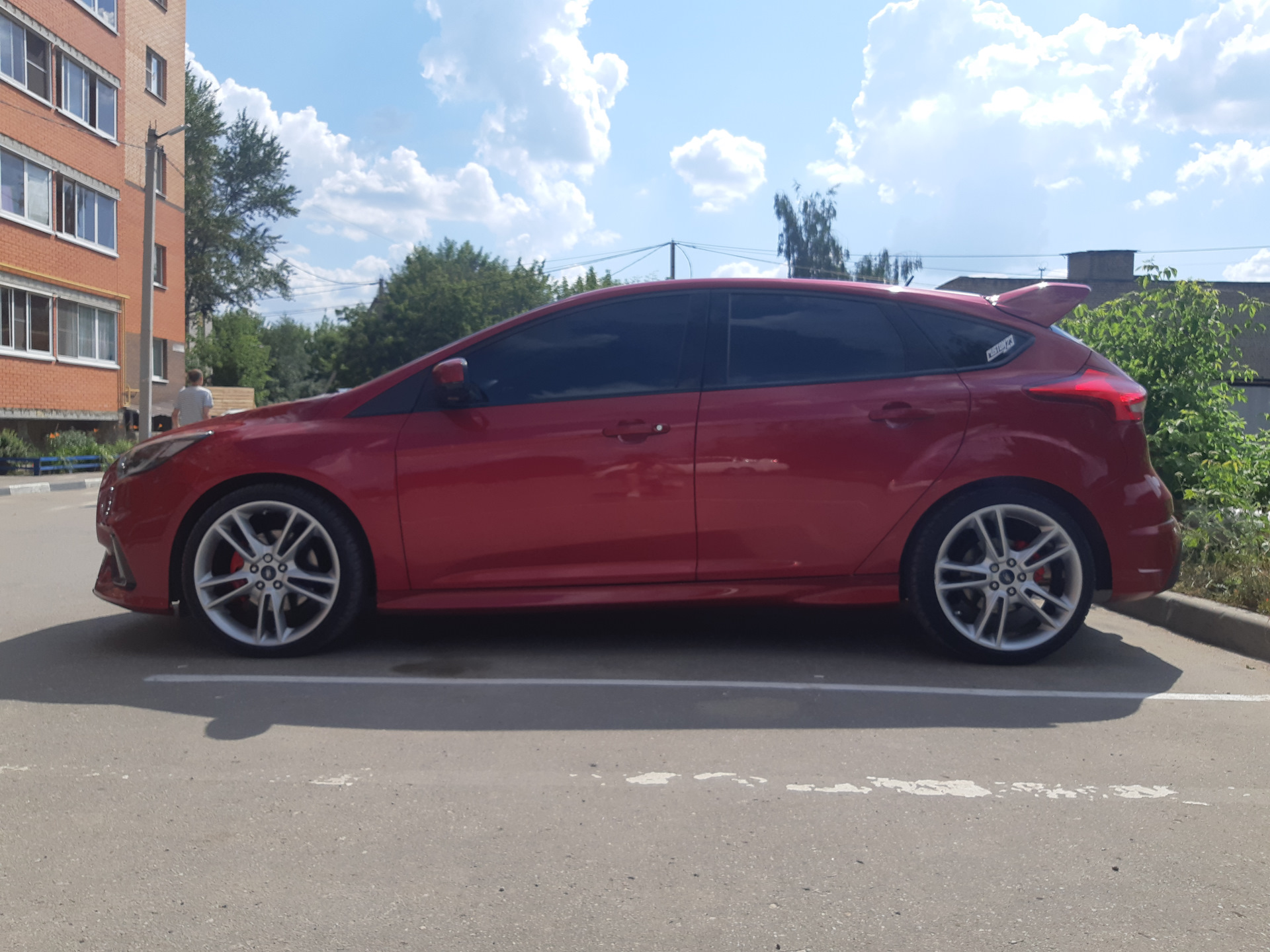 Покраска суппортов MOTiP Profi 2-K System Red — Ford Focus Hatchback ...