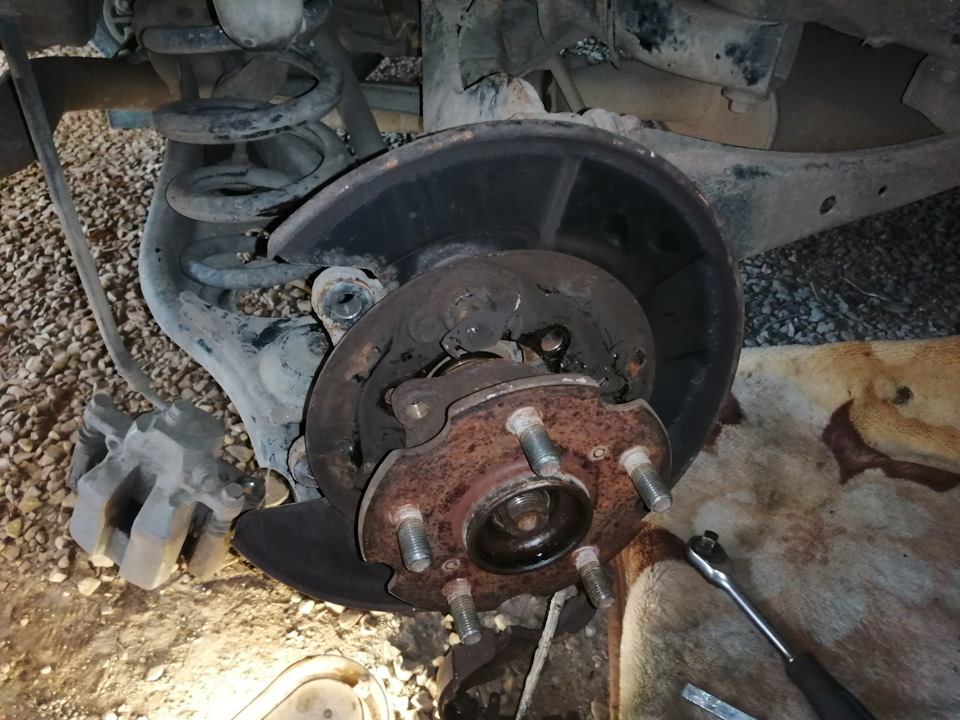 Замена заднего правого ступичного подшипника — Toyota RAV4 (III), 2 л ...