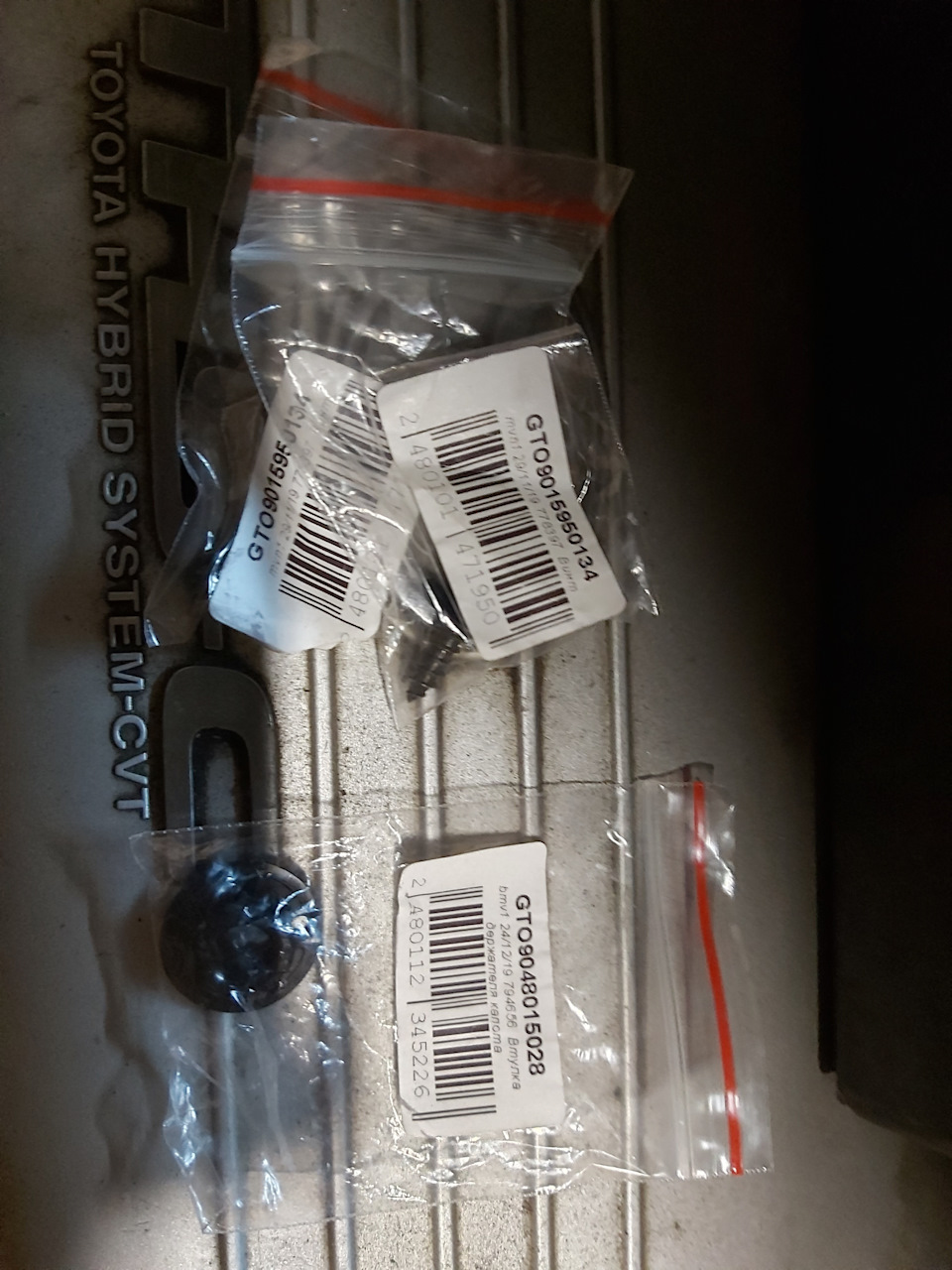 Полезных мелочей пост. Винты решетки и клипса капотодержалки. — Toyota ...