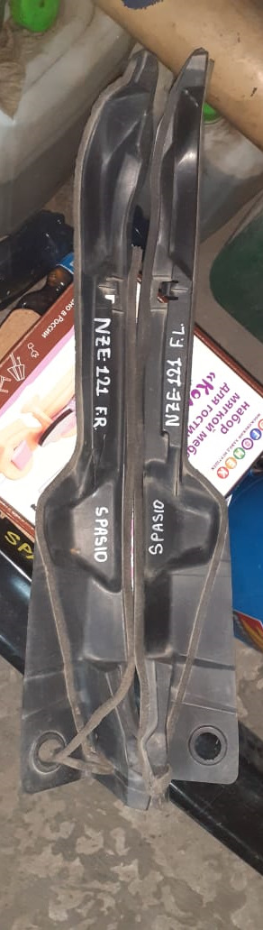 28. Защитные накладки панелей передних крыльев. — Toyota Corolla Spacio ...