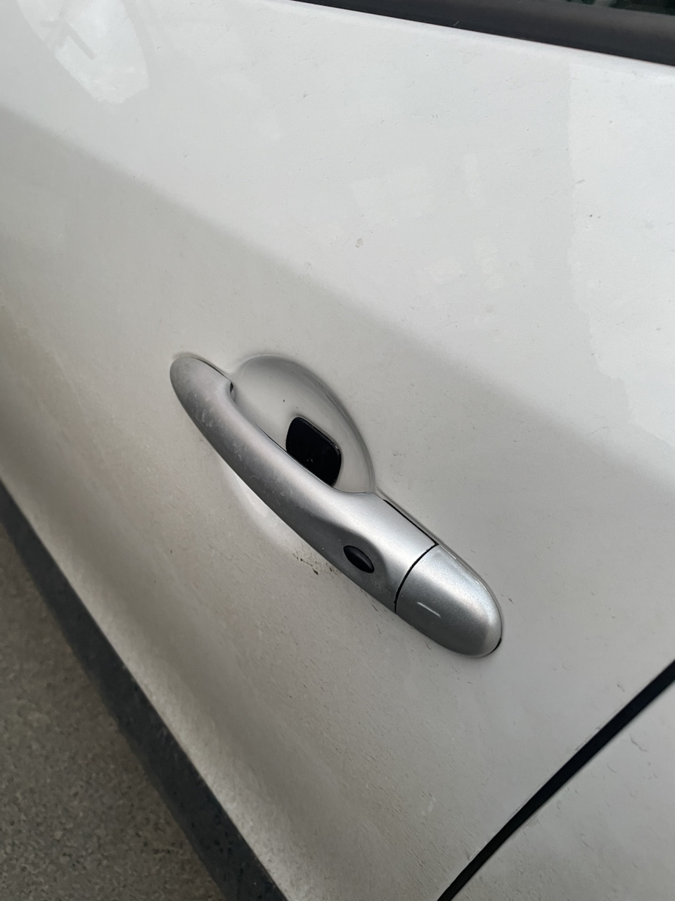 Заглушка личинки замка двери — Renault Fluence, 1,6 л, 2012 года ...