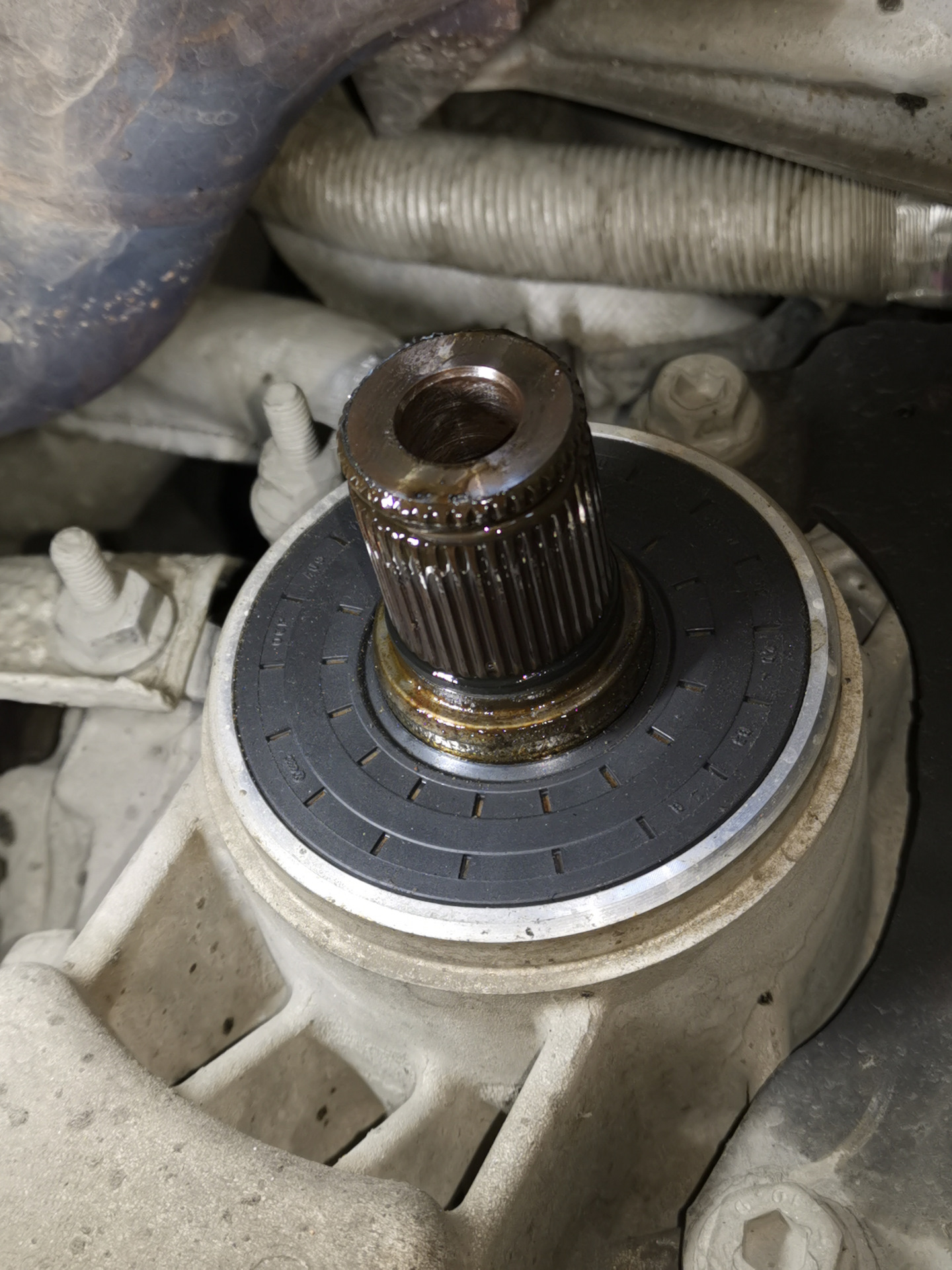 Замена САЛЬНИКа привода правого + масло раздатка №2 + перезаправка А/С ...