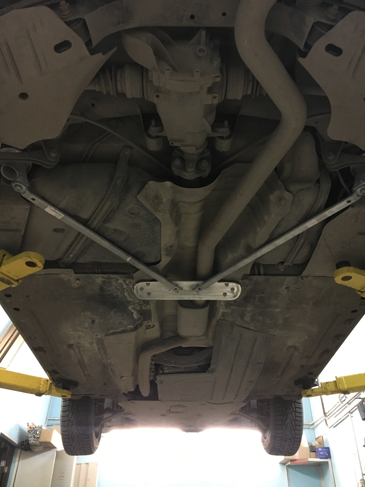 В каждом BMW должно быть что-то от М. Задняя распорка с усиливающей ...