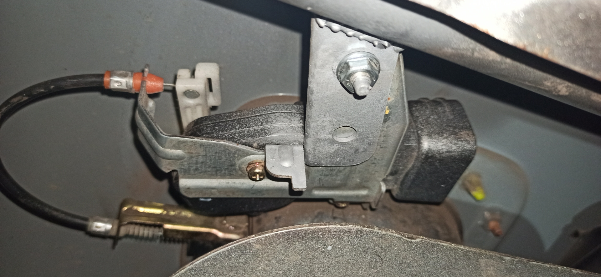 Эл. Привод открытия лючка бензобака — Toyota RAV4 (I), 2 л, 1998 года ...