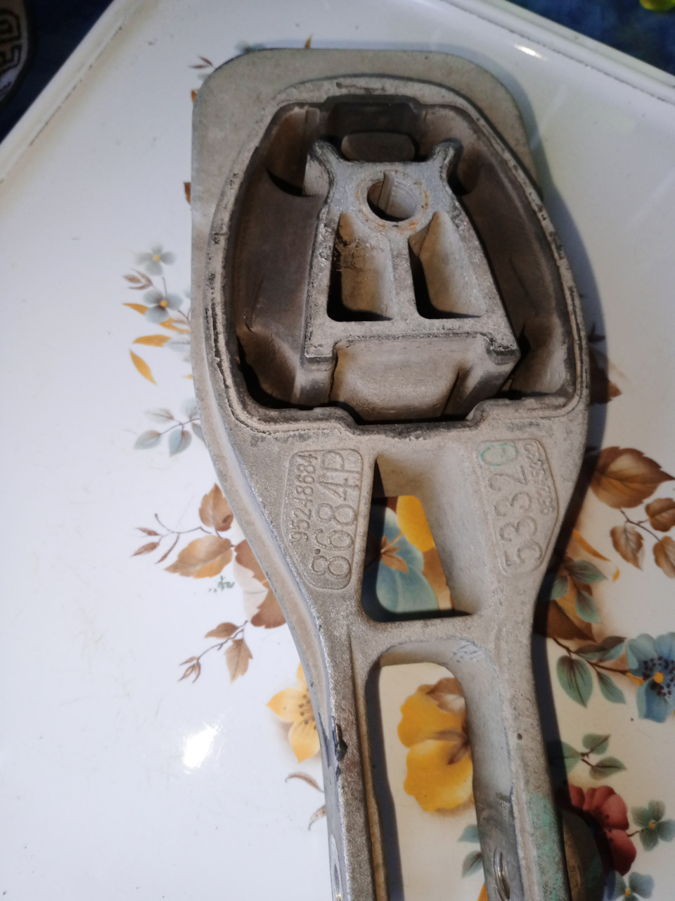 Замена реактивной штанги двигателя (задняя) — Opel Mokka (1G), 1,8 л ...