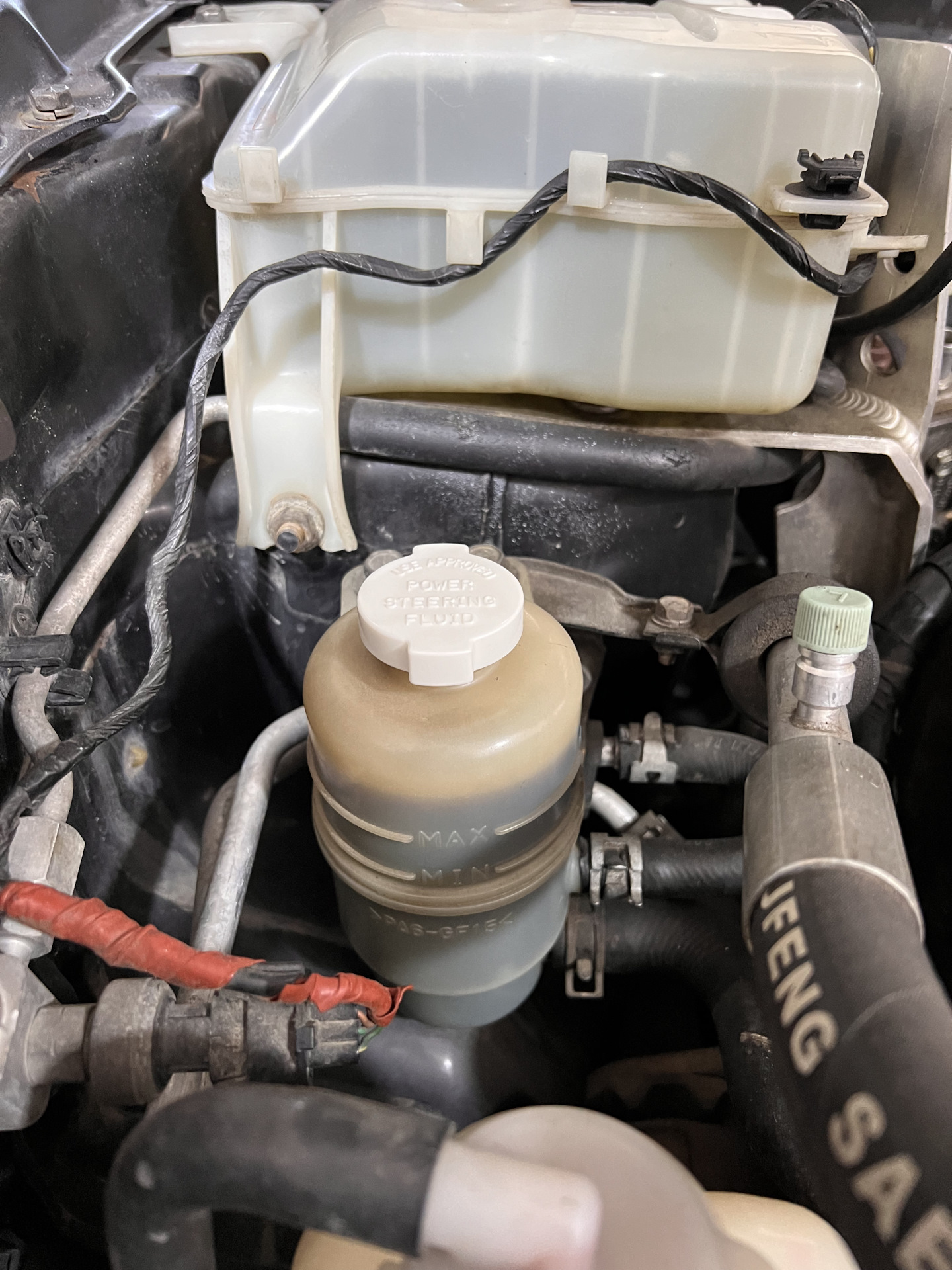 Замена крышки бачка ГУР — Mitsubishi Airtrek Turbo, 2 л, 2002 года ...