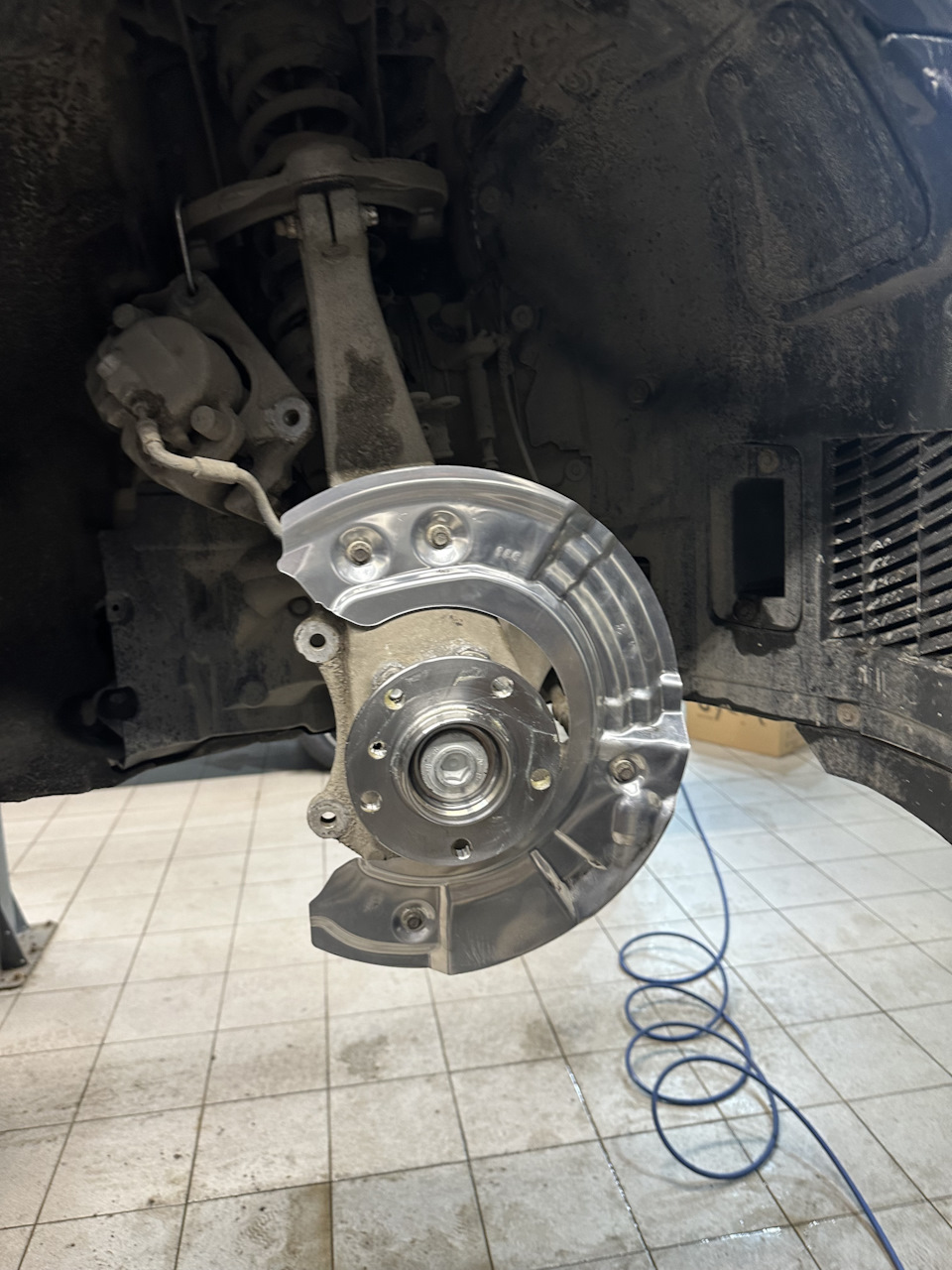 Замена передней ступицы — BMW 5 series (F10), 2 л, 2013 года | визит на ...