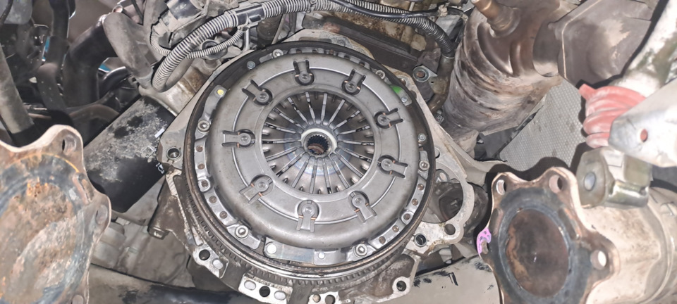 Замена сцепления часть 2. Сборка — Audi A4 (B6), 1,8 л, 2004 года ...