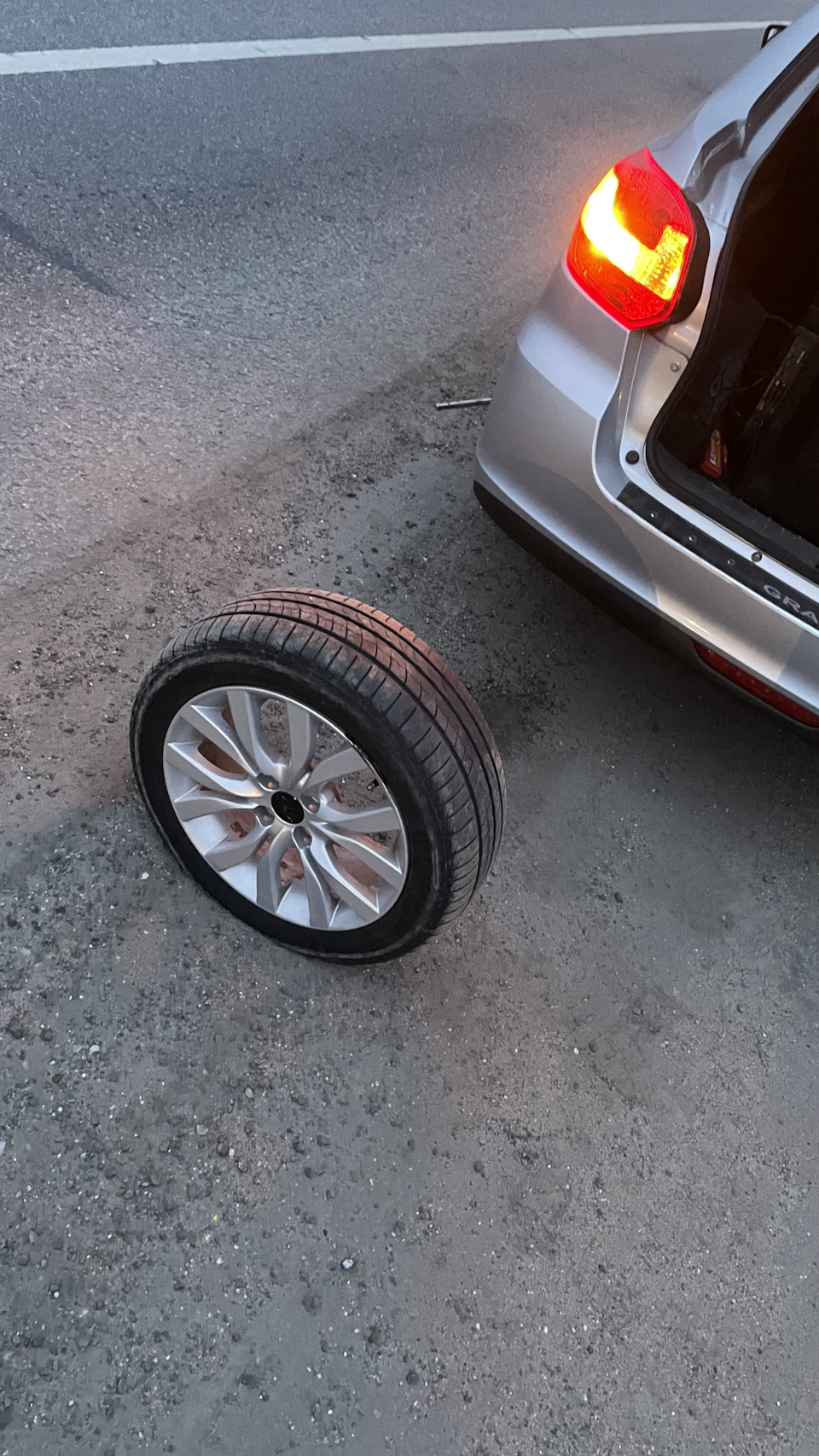 Печаль на дороге — Lada Гранта лифтбек, 1,6 л, 2015 года | шины | DRIVE2