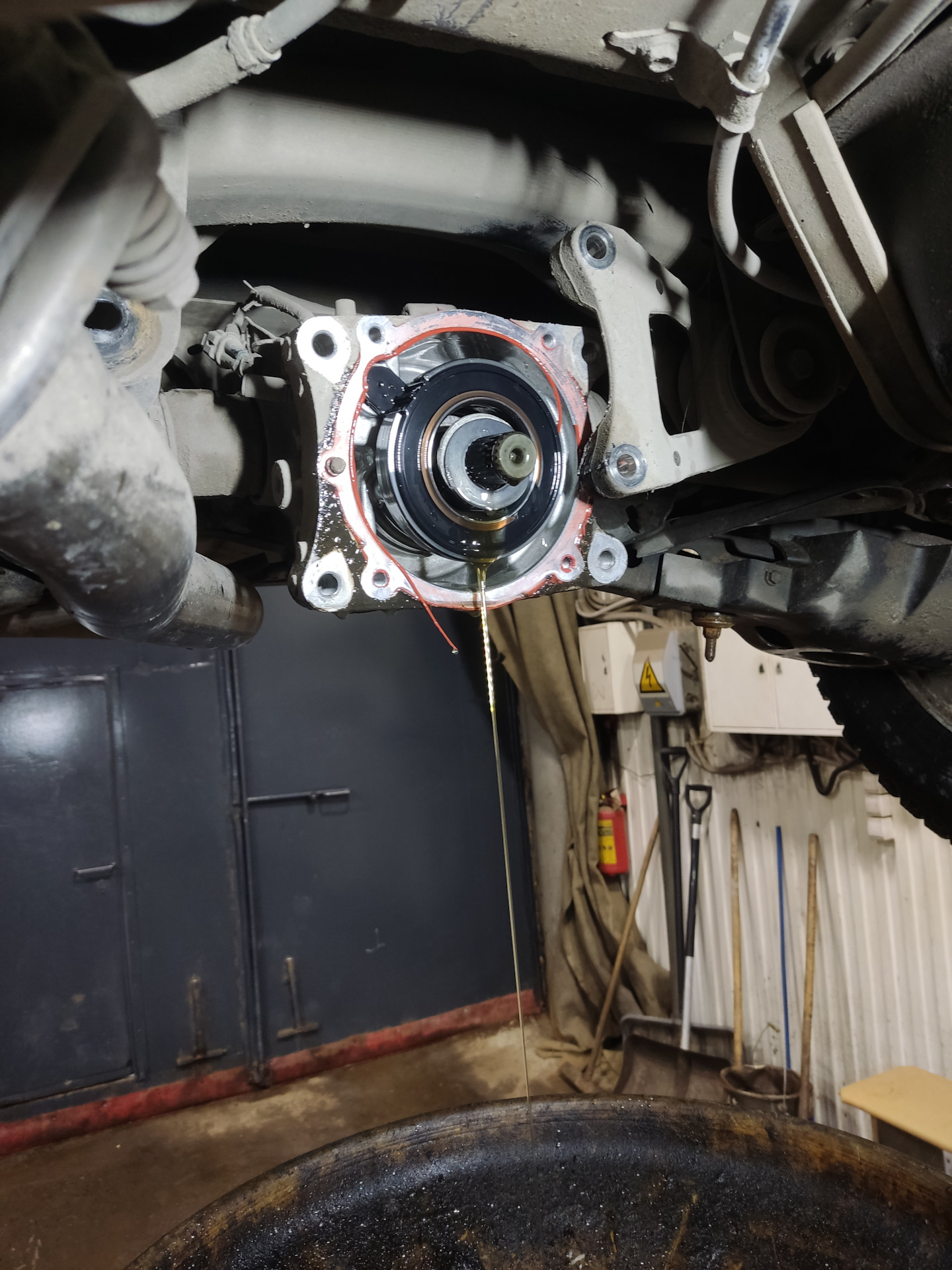 Замена масла в обоих редукторах и замена сальника — Toyota RAV4 (III ...