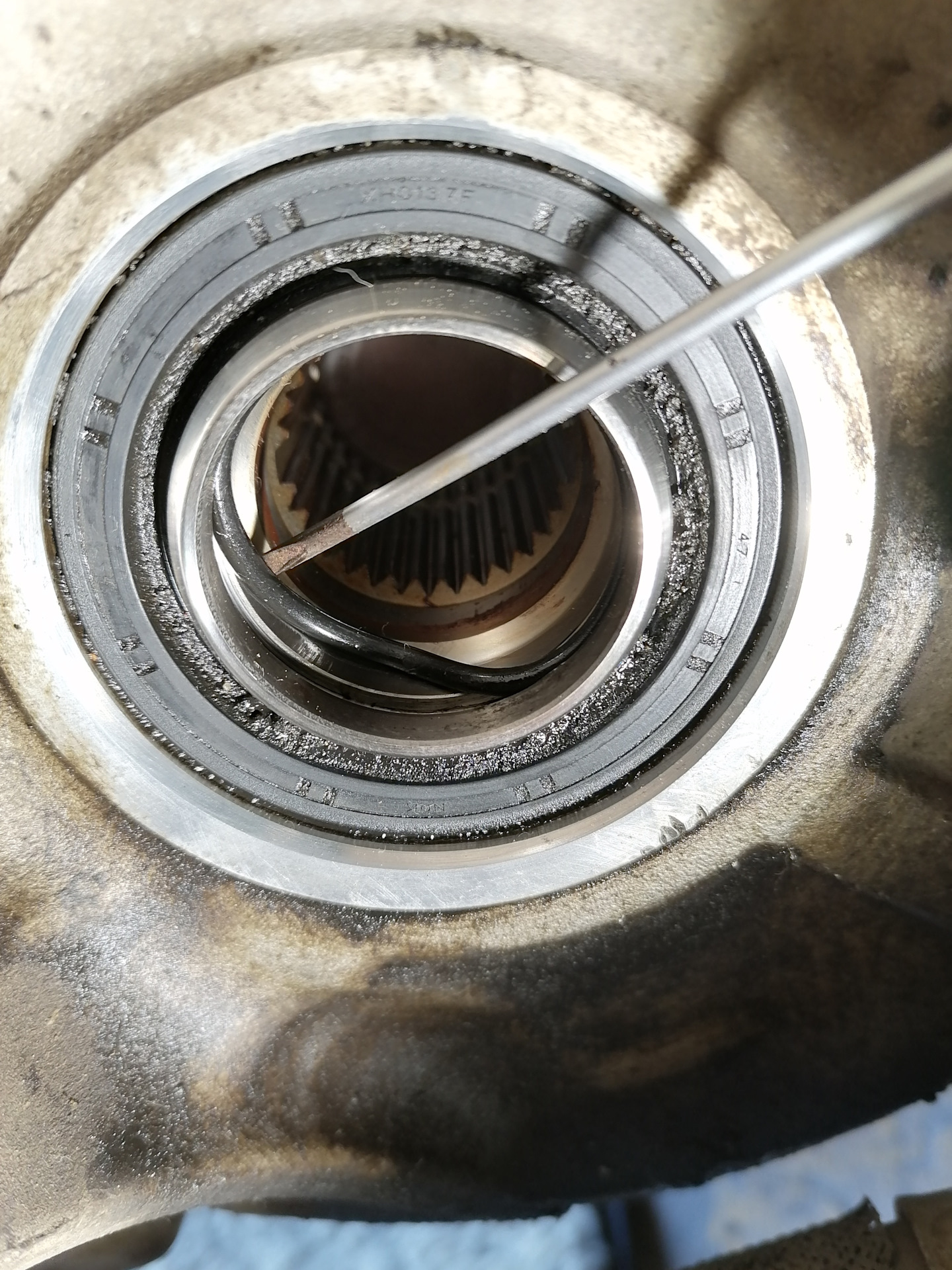 Замена сальника переднего левого привода. — Volvo XC90 (1G), 3,2 л ...