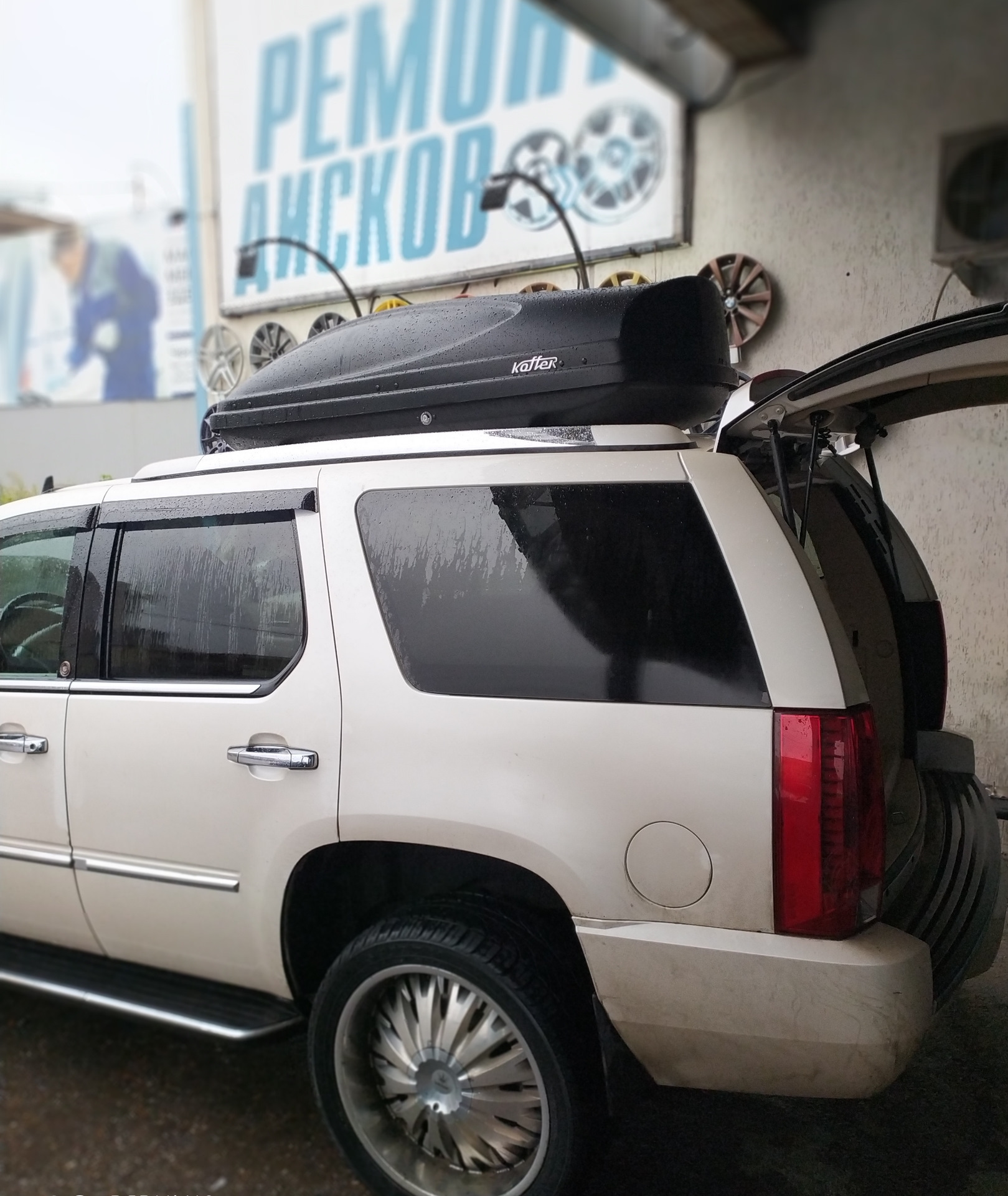 Чемодан на крышу, чтобы было "выше" — Cadillac Escalade (3G), 6,2 л ...