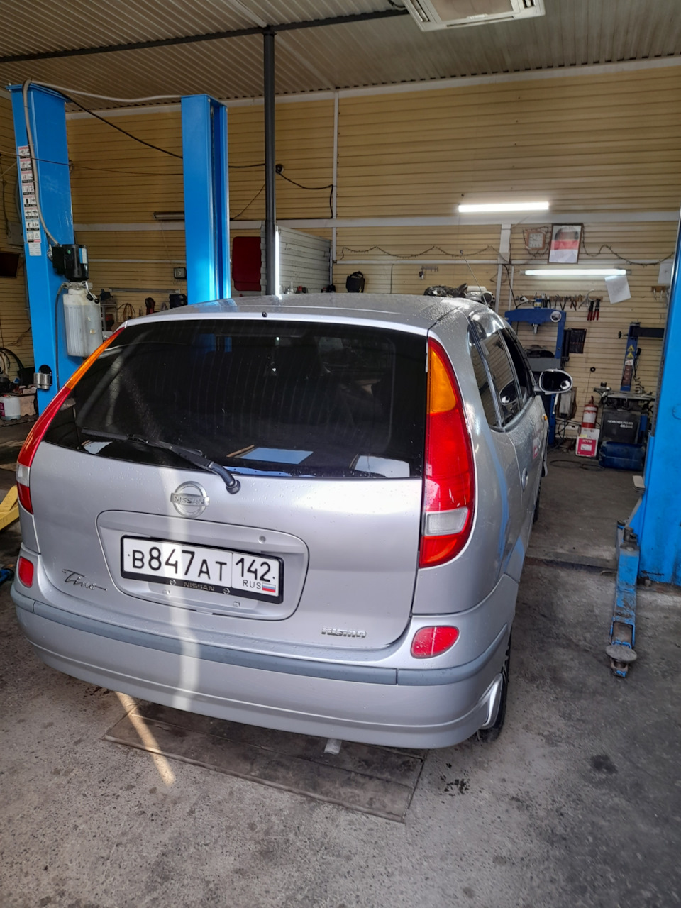 Ревизия задних суппортов — Nissan Tino, 1,8 л, 2000 года | визит на ...