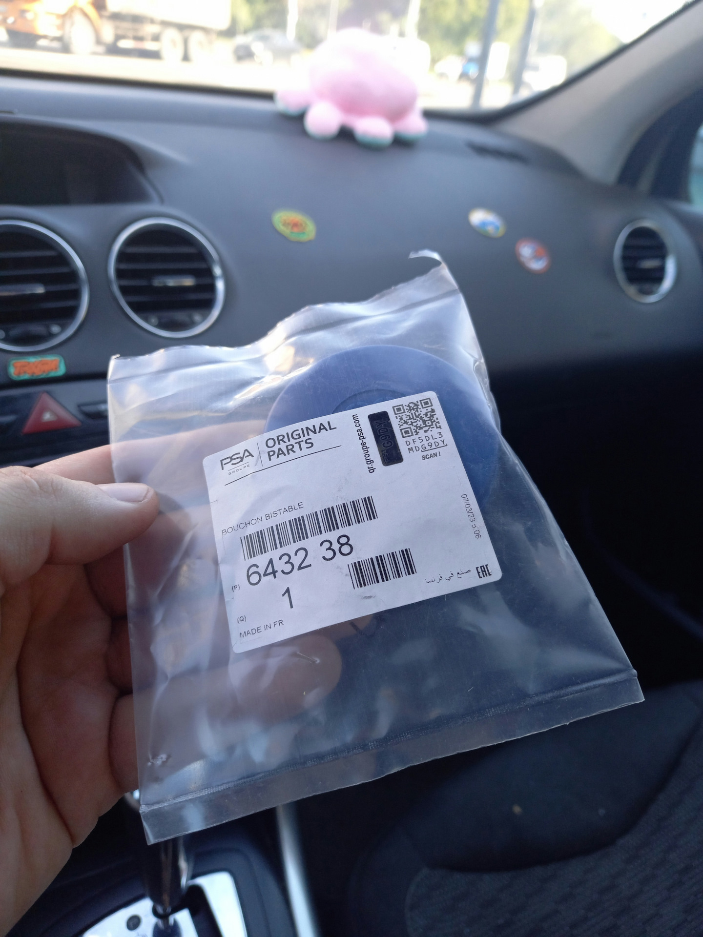 Замена крышечки бачка омывателя — Peugeot 308 (1G), 1,6 л, 2011 года ...