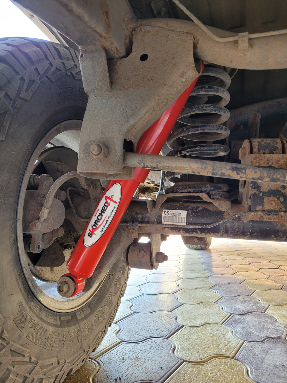 KYB SKORCHED 4'S(задние амортизаторы) — ТагАЗ Tager 3D, 3,2 л, 2008 ...