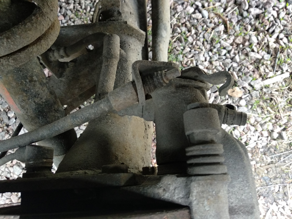 Замена тормозной жидкости. — Audi 100 (C4), 2 л, 1994 года | своими ...