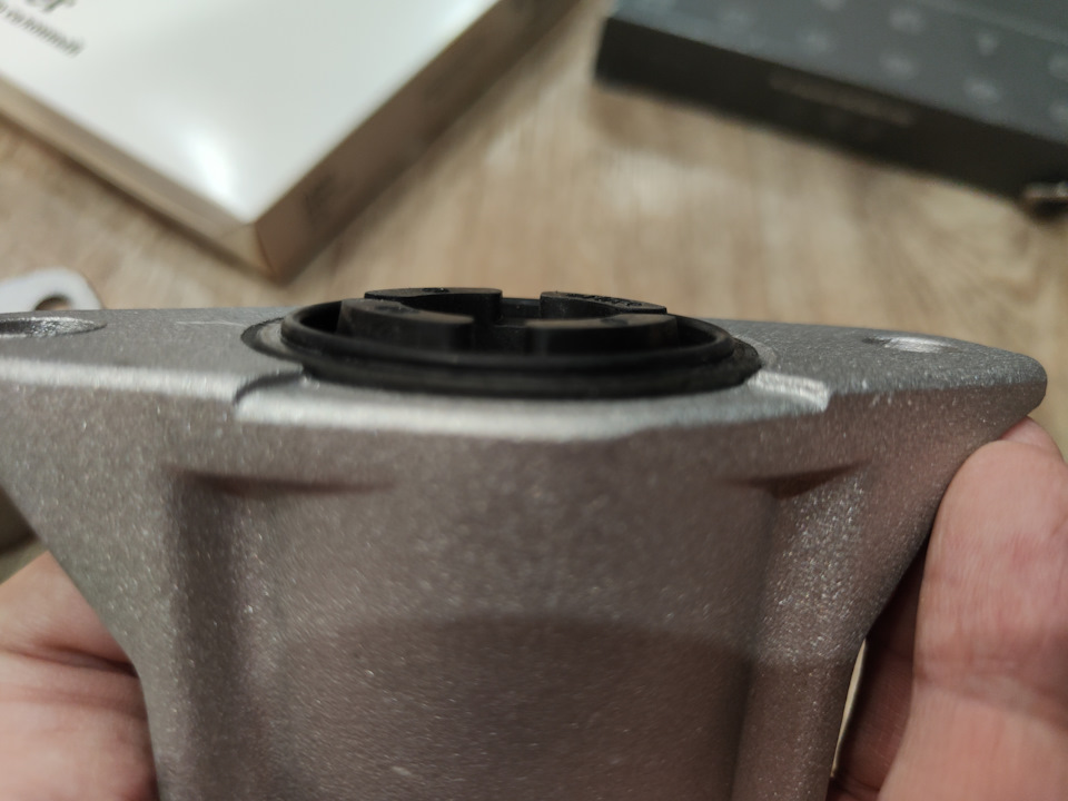 Верхние опоры задних амортизаторов нового образца, новые отбойники и ...