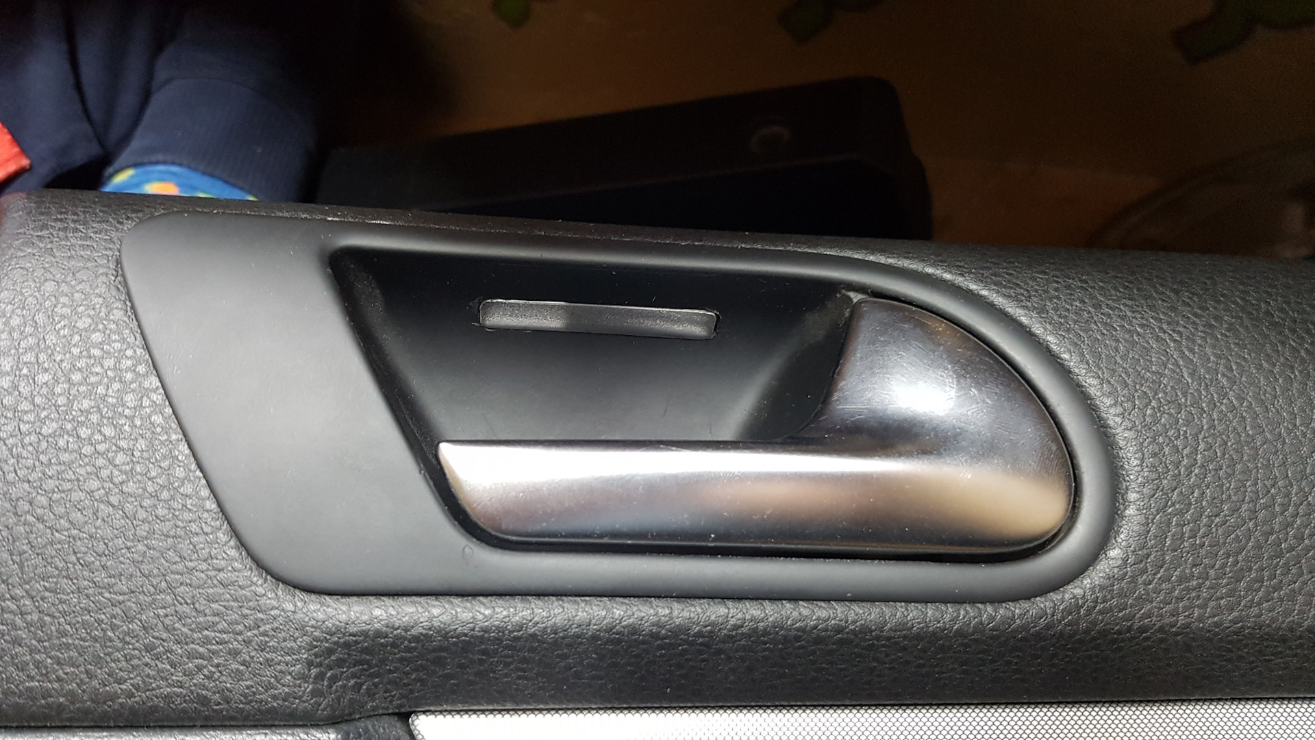 Preparation for handle illumination — Volkswagen Golf Variant (Mk6), 1 ...