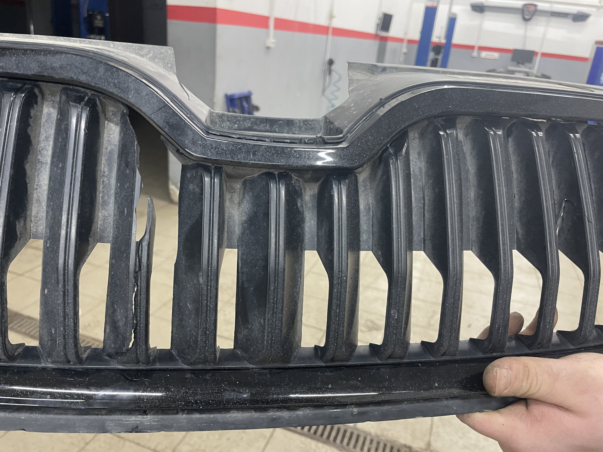 Замена решетки радиатора — Skoda Octavia A7 Mk3, 1,8 л, 2013 года ...