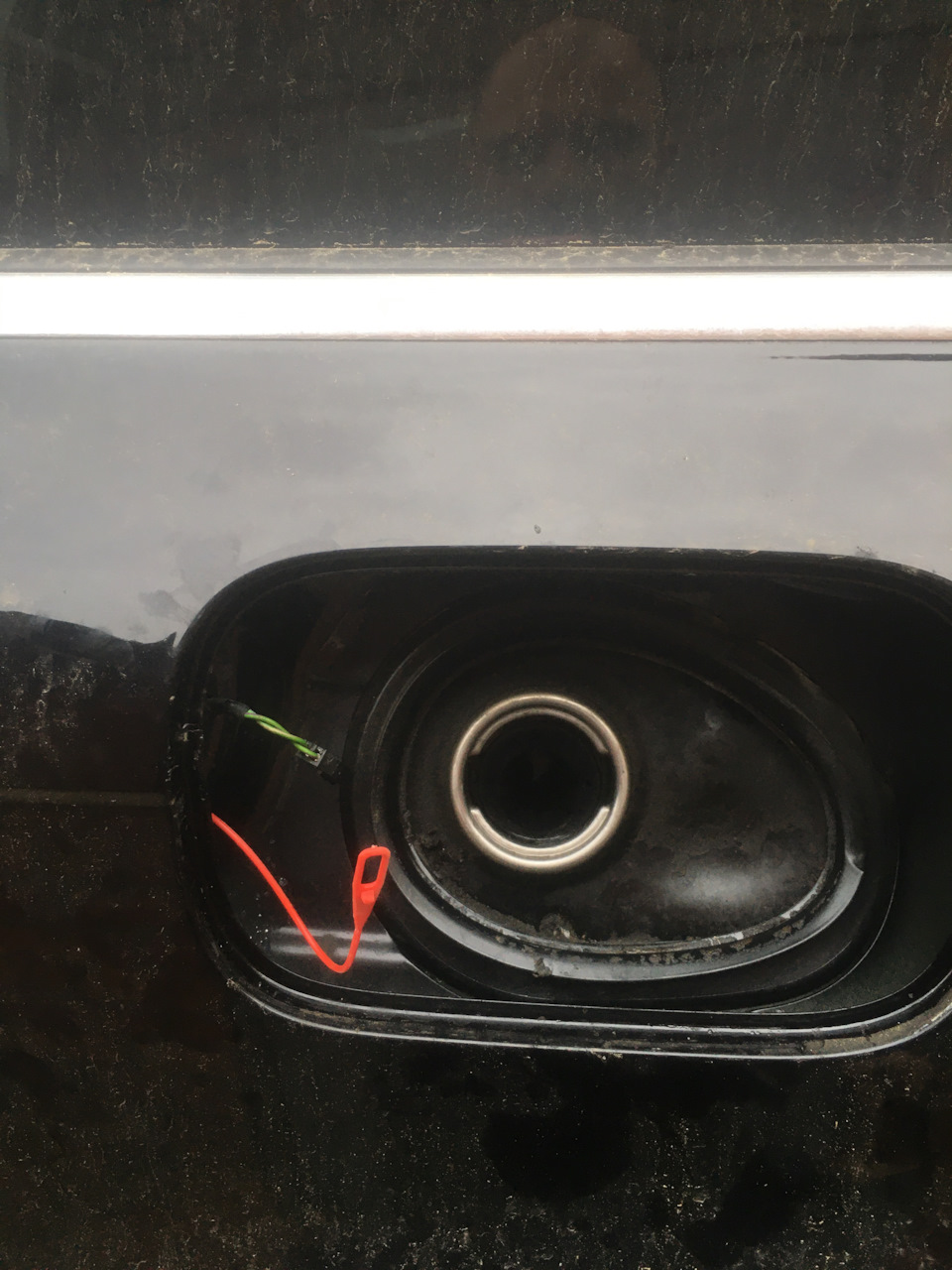 №16 Замена моторчика лючка бензобака))) — Audi Q7 (1G), 3 л, 2010 года ...