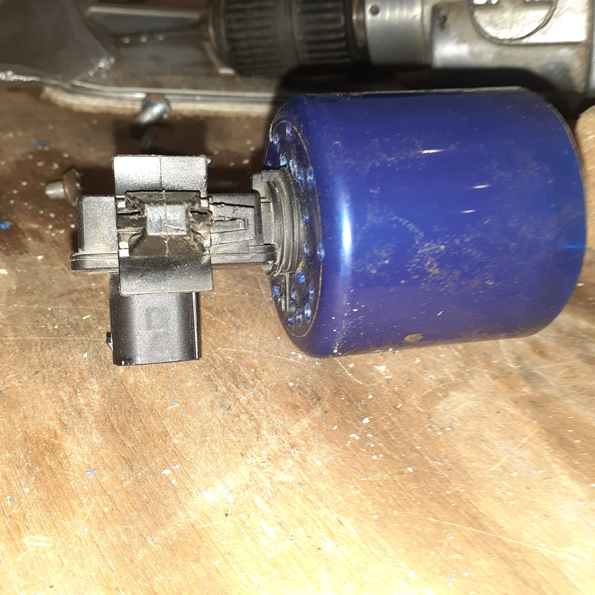 "Воронка" на датчик загазованности. — BMW 5 series (F10), 3 л, 2016 ...