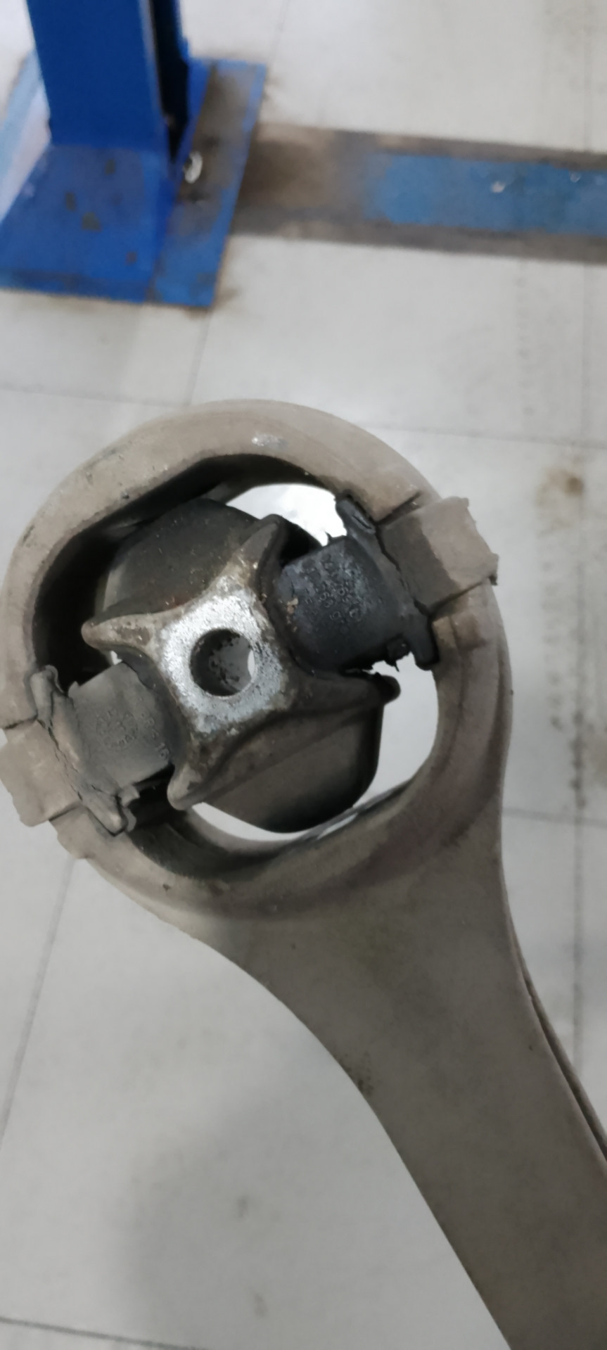 Подушка двигателя задняя фольксваген поло 2011 1.6 CFNA — Volkswagen ...